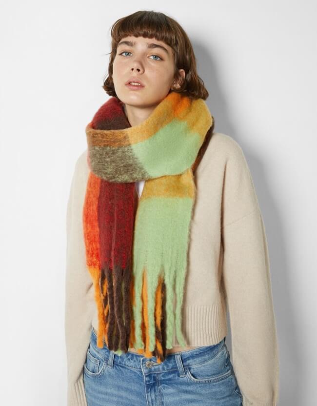 Bufandas de colores para los looks más sobrios