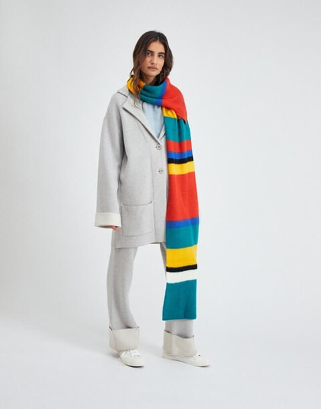 Bufandas de colores para los looks más sobrios