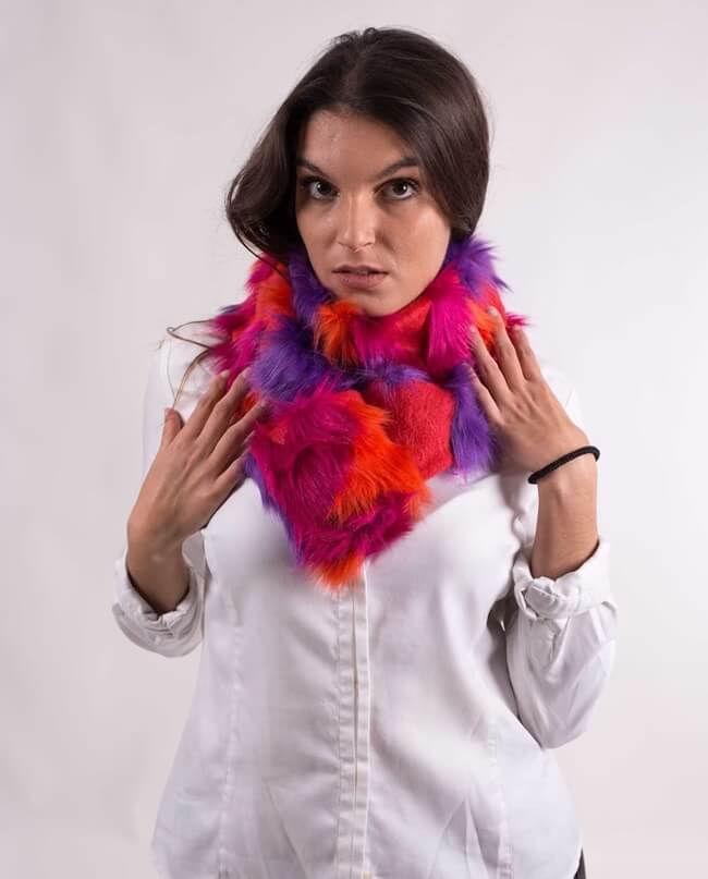 Bufandas de colores para los looks más sobrios