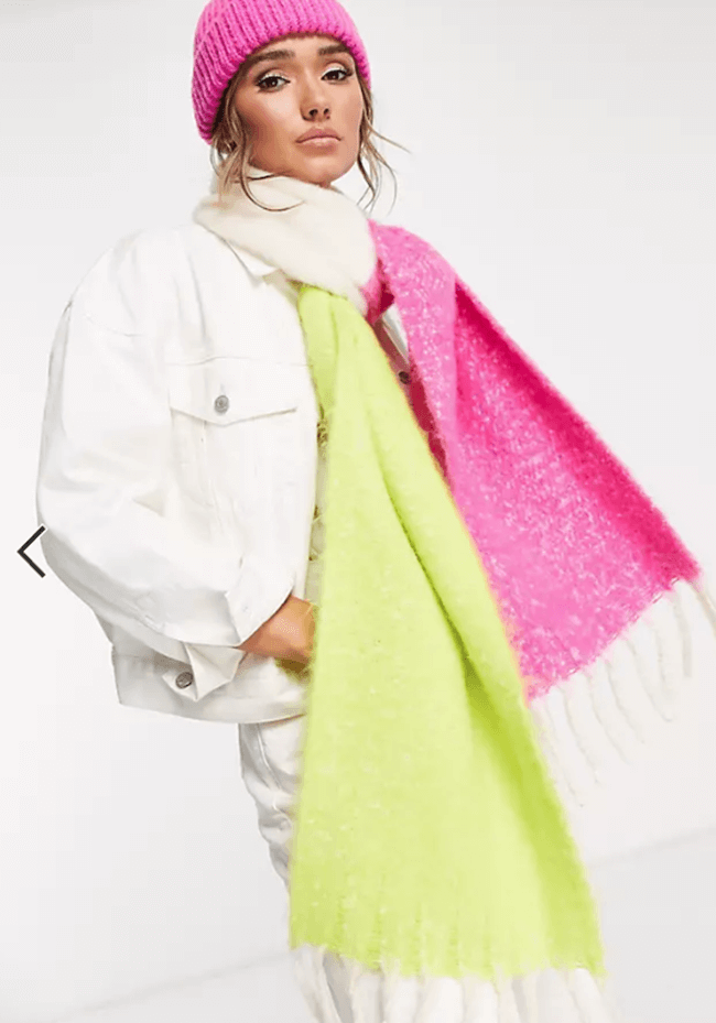 Bufandas de colores para los looks más sobrios